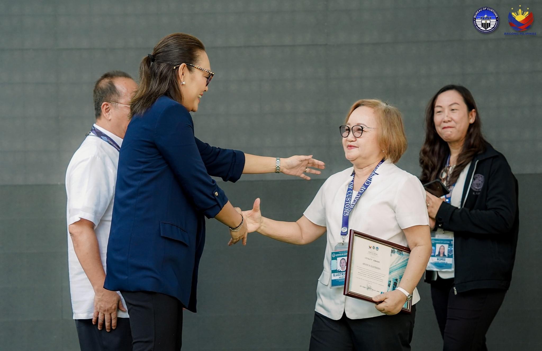 90 NAIA Customs employees who have devoted 20 years received honored ...